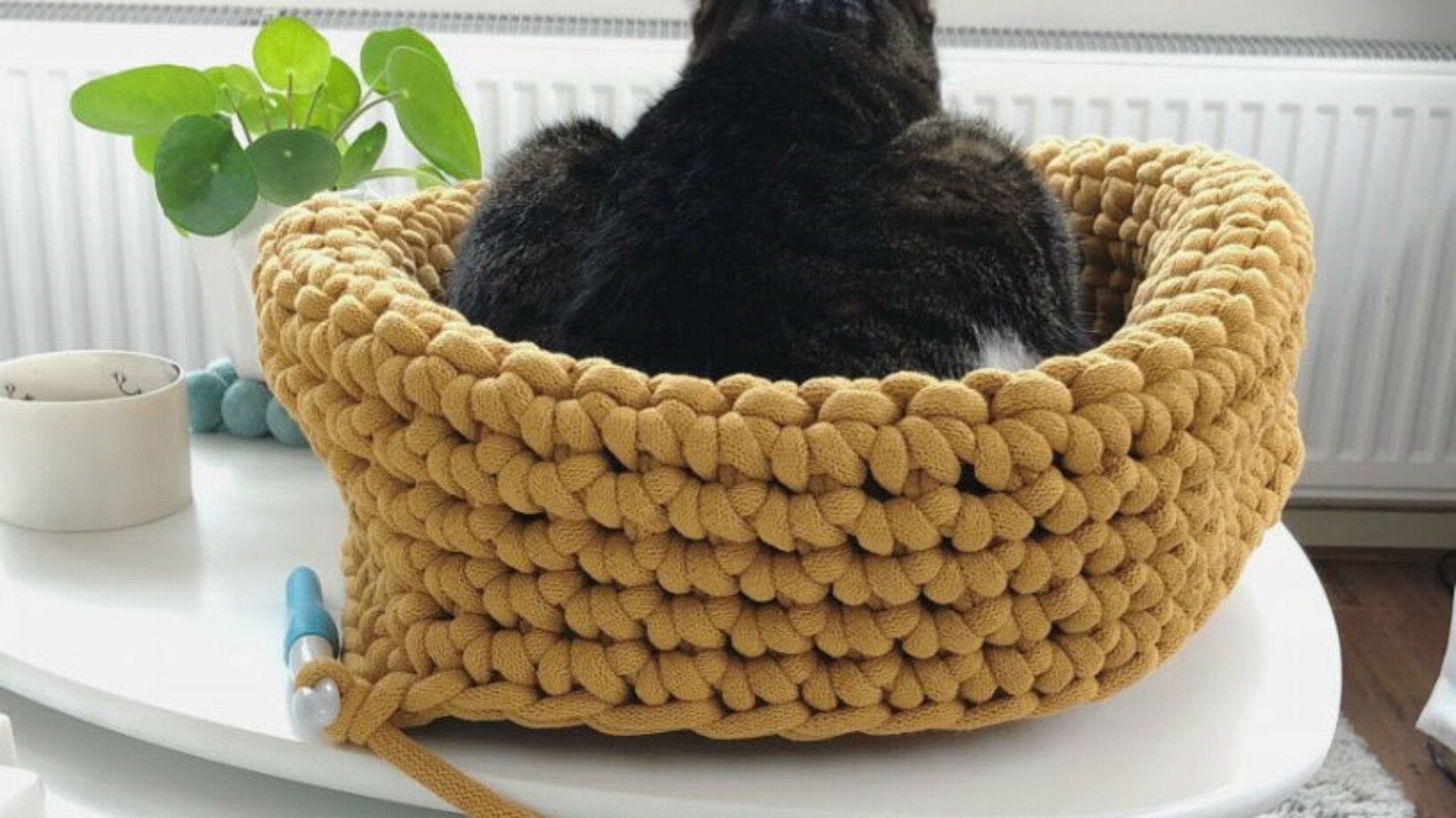 Maak zelf een kattenmand van dik garen.