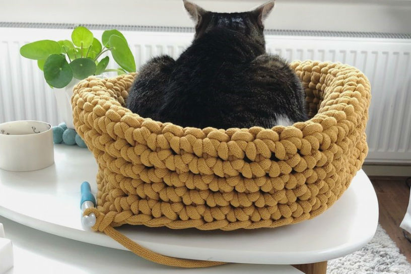 Maak zelf een kattenmand van dik garen.