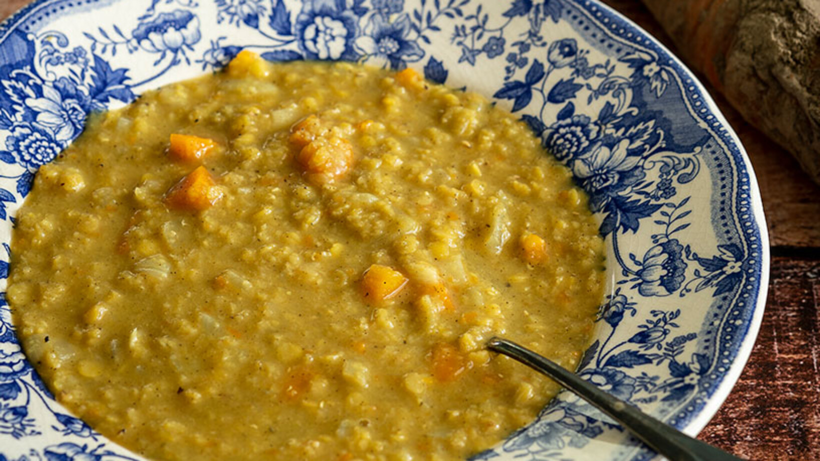 Recept voor gele linzensoep met winterwortel.