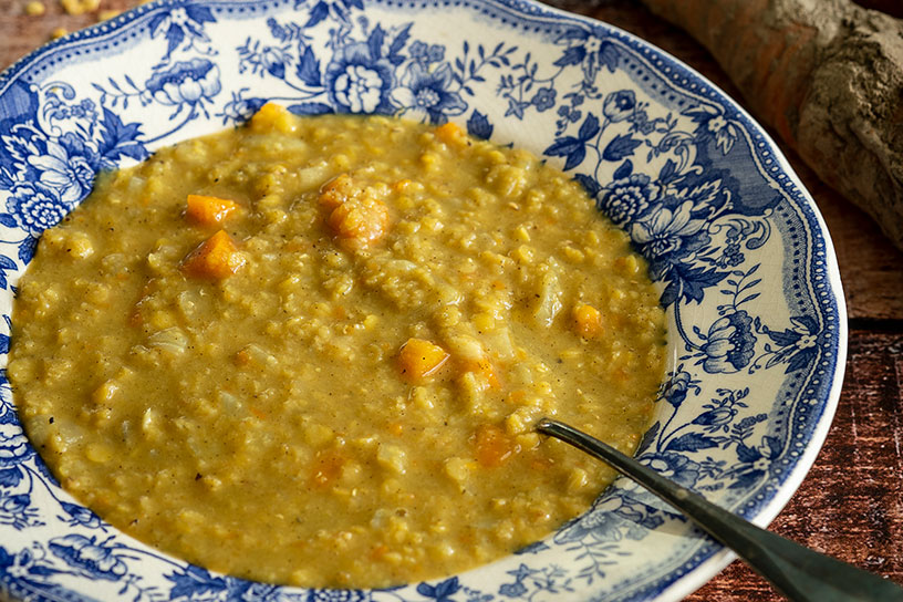 Recept voor gele linzensoep met winterwortel.