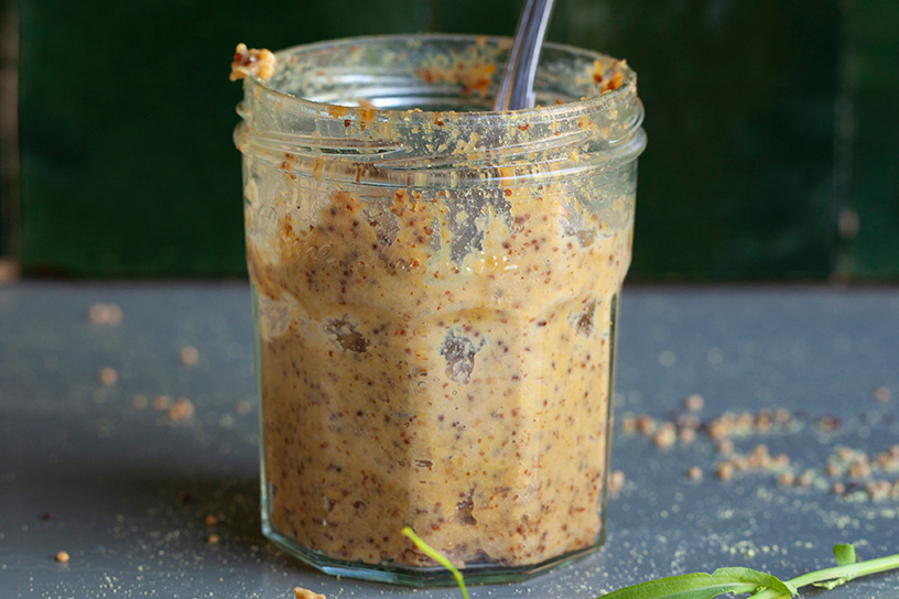 Recepten om zelf mosterd te maken.